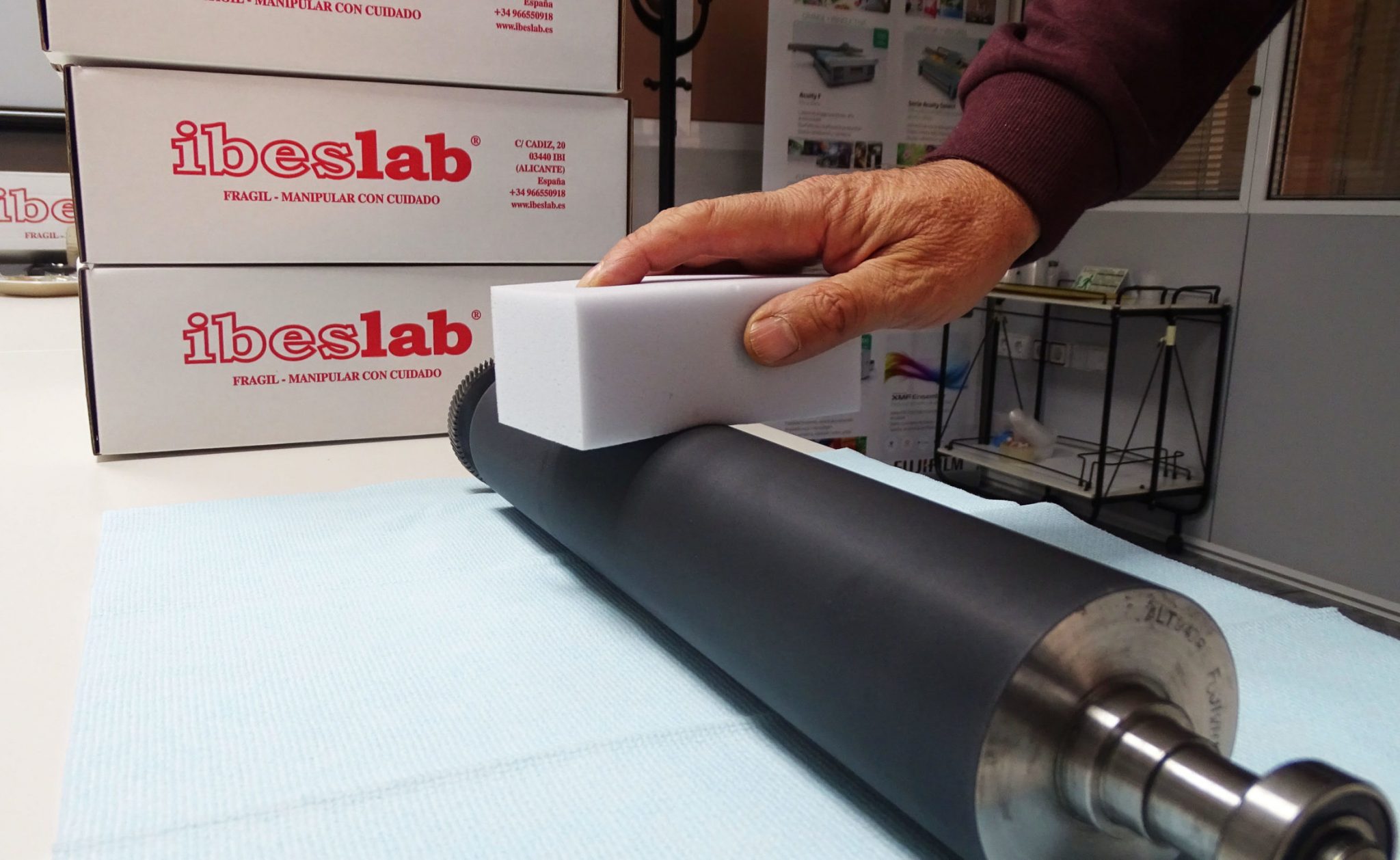 Sponge to apply cleaning products to Anilox